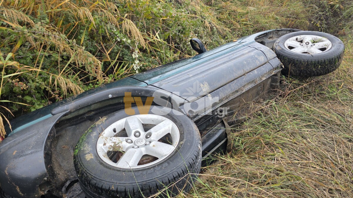 Σφοδρή σύγκρουση φορτηγού με Ι.Χ. αυτοκίνητο που έπεσε σε χαντάκι ...