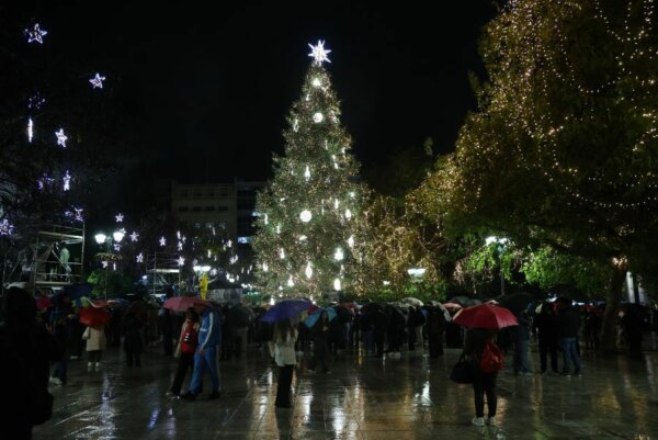 Η Αθήνα φόρεσε τα γιορτινά της, φωταγωγήθηκε το χριστουγεννιατικο ...
