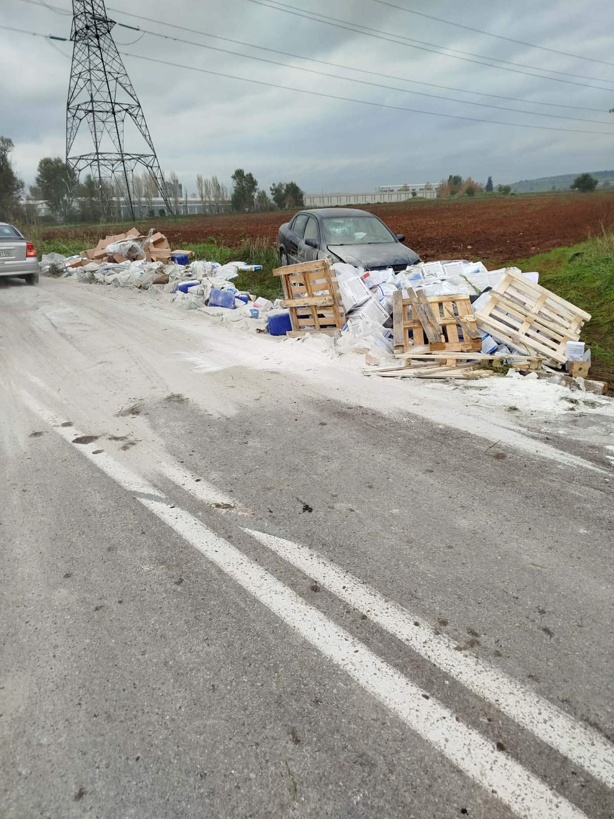 Σύγκρουση φορτηγού με ΙΧ στη Ριτσώνας-Θηβών- Γέμισε ο δρόμος οικοδομικά ...